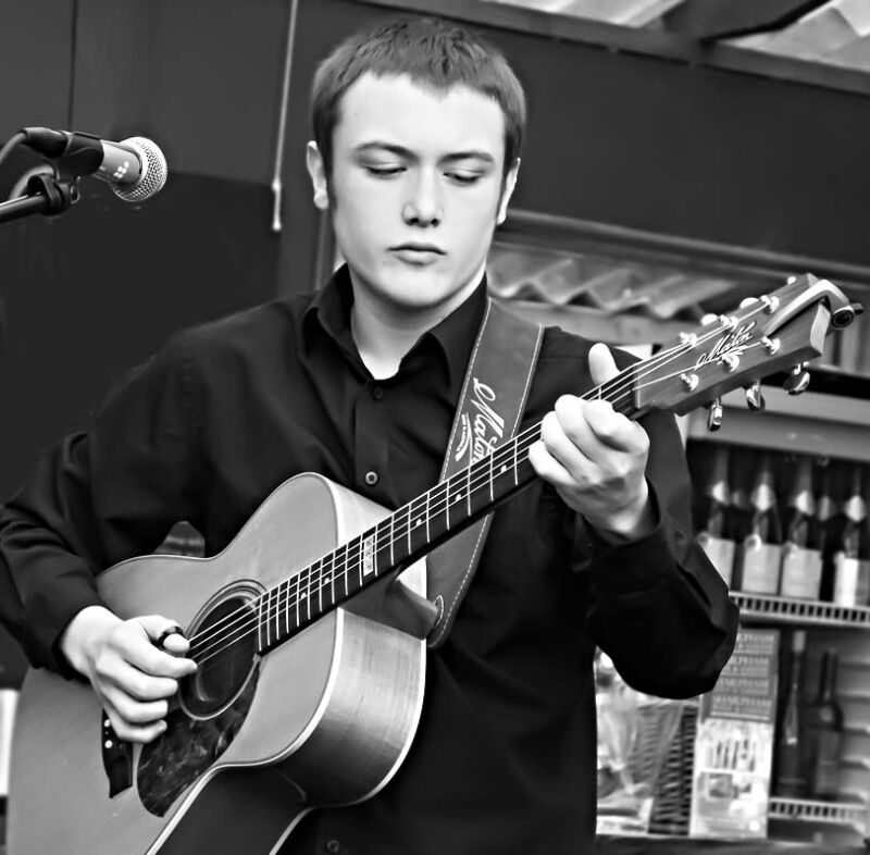 Guitarist Darren | Guitarist Somerset, travels UK | Fingerstyle
